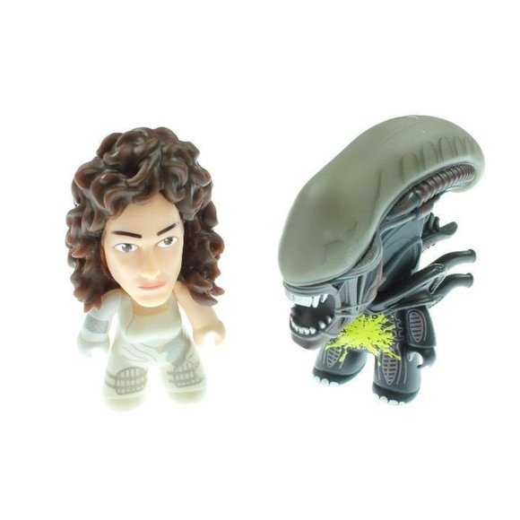 Titan | Toys | Titans Alien Vinyl Minifigures 2pack | Poshmark